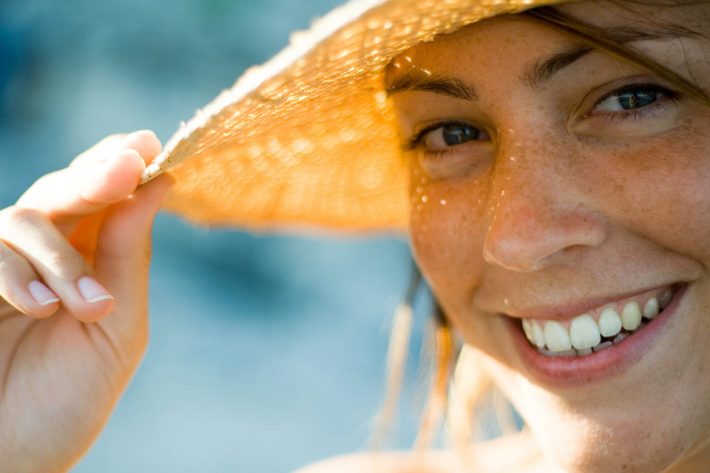 Pecas y manchas… ¿Aparecen por el sol?